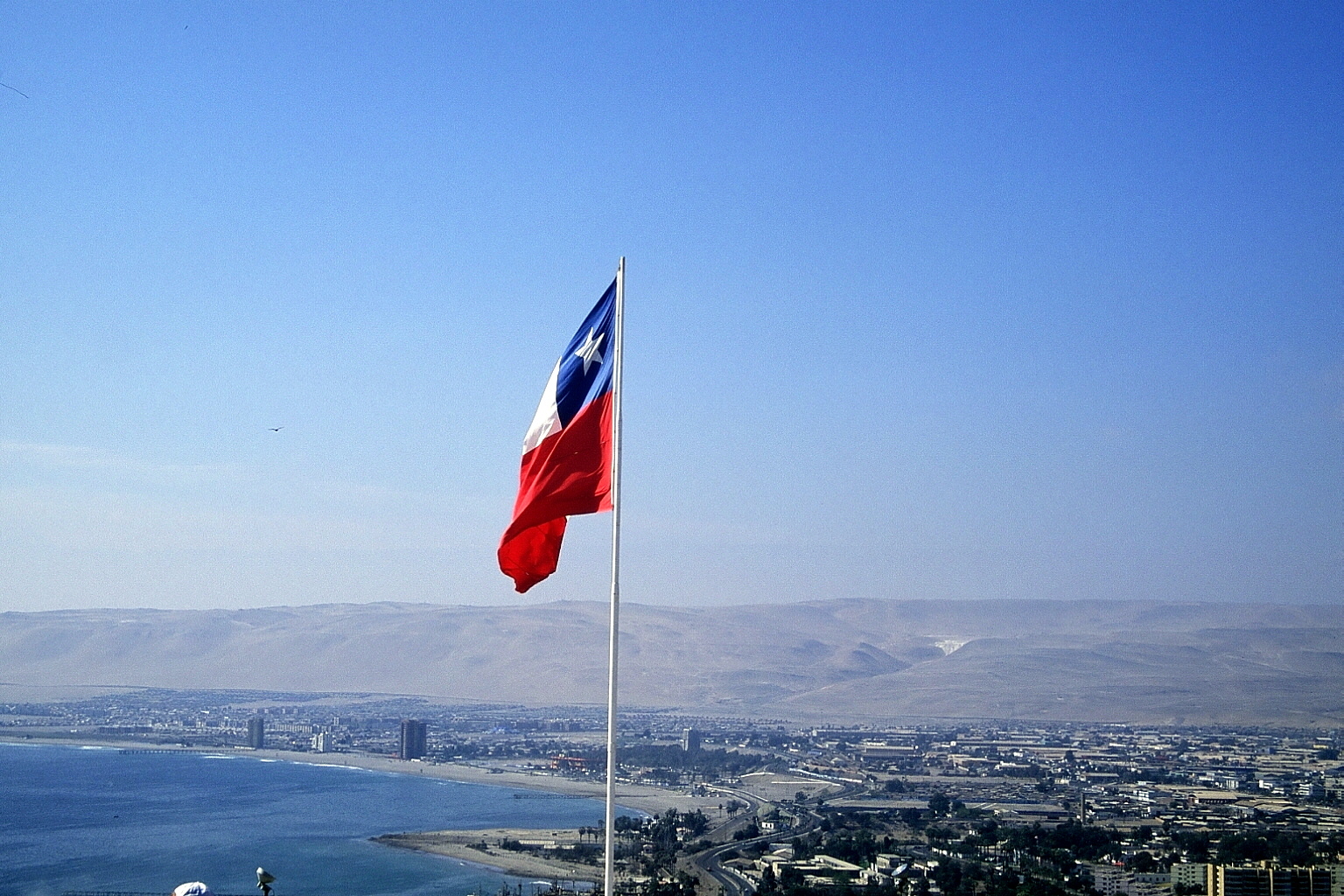 Por qué se iza la bandera a media asta en Chile y cuándo se hace