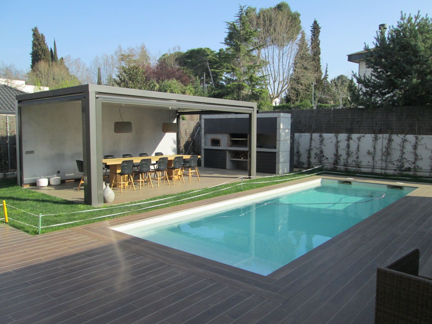 Cómo diseñar un patio pequeño con piscina y parrilla de ensueño